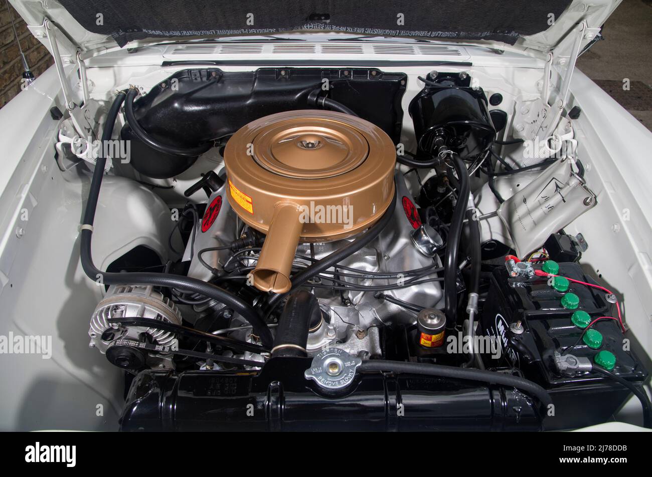 Chrysler v8 engine hi-res stock photography and images - Alamy