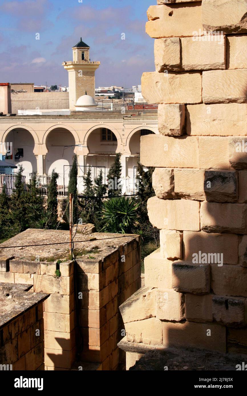Tunisian mosque architecture hi-res stock photography and images - Alamy