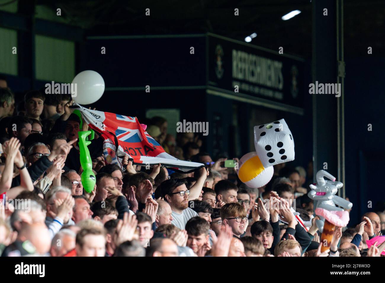 Reading fans hi-res stock photography and images - Alamy