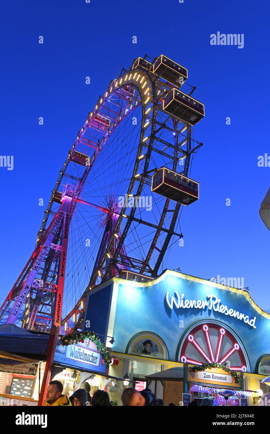 Riesenrad am Abend im großen Vergnügungspark "Prater" in Wien ...