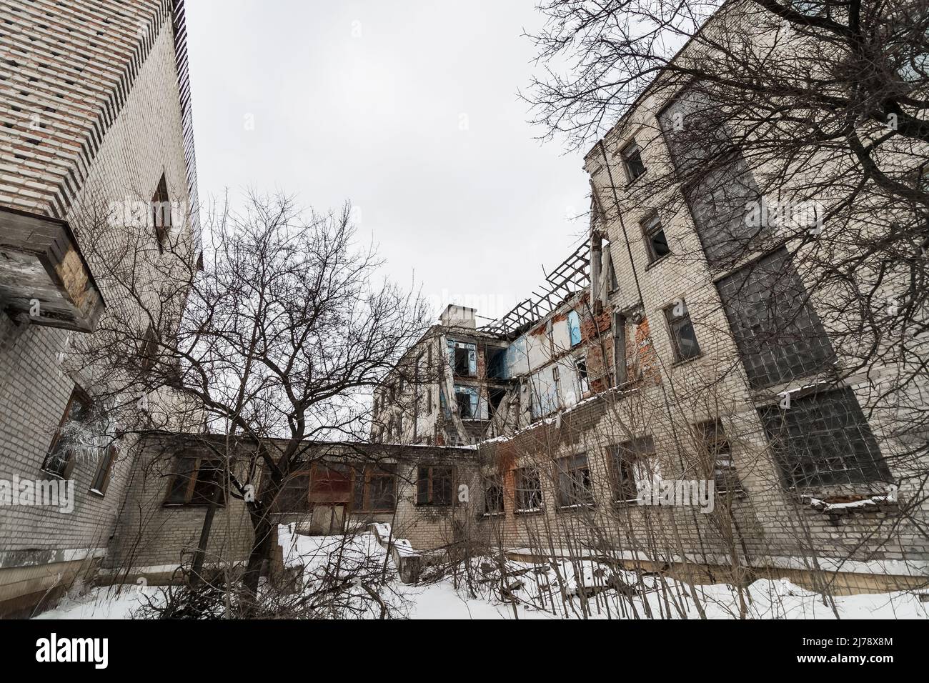 View of a dilapidated building. Destroyed brick facade Stock Photo - Alamy