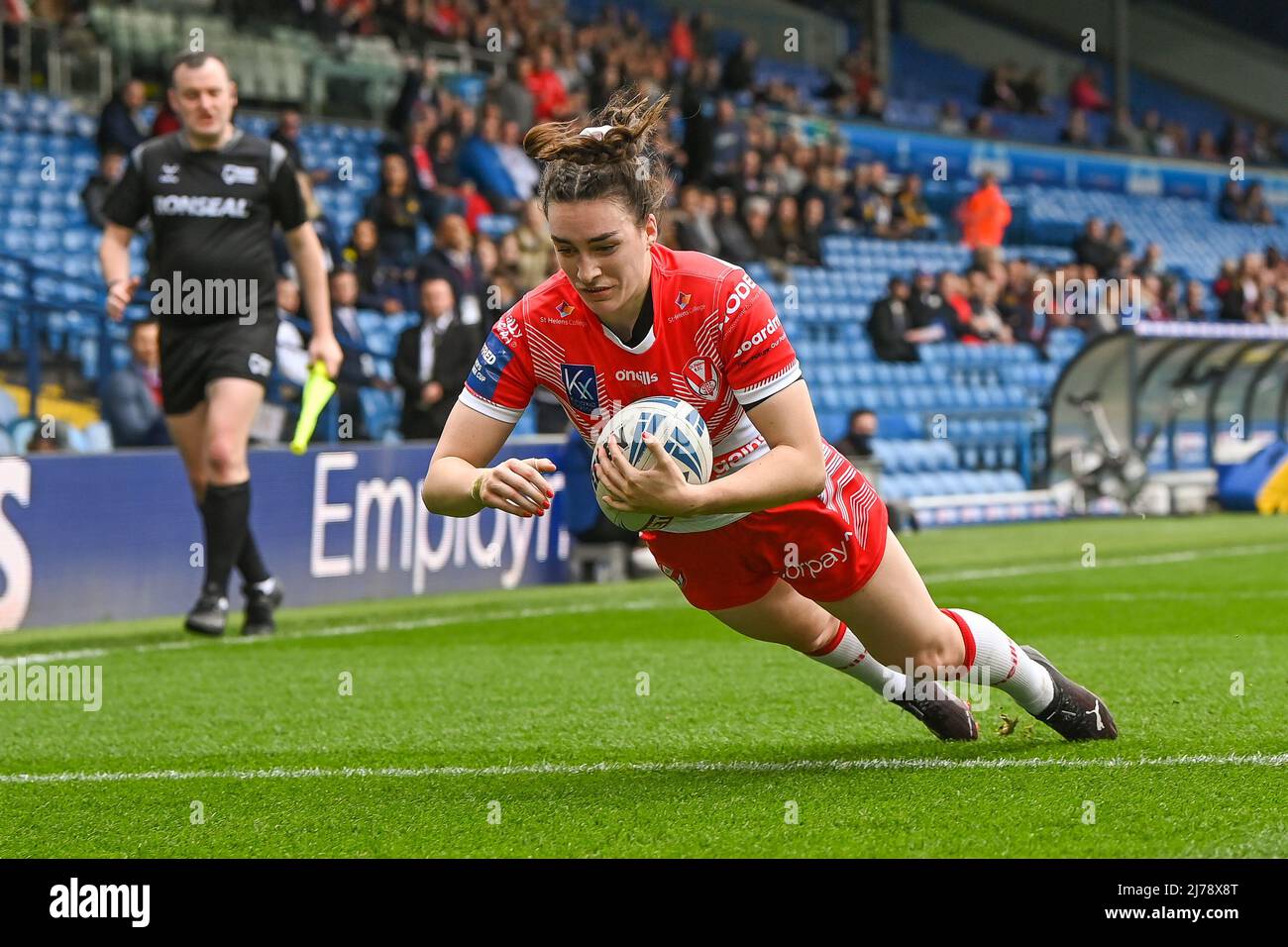Leah Burke of St. Helens goes over for a try Stock Photo - Alamy