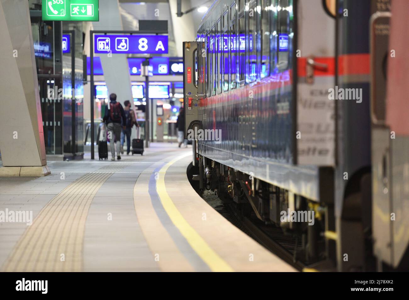 Auf dem bahnsteig hi-res stock photography and images - Alamy