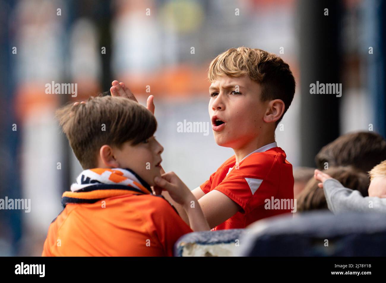 Reading young fans hi-res stock photography and images - Alamy