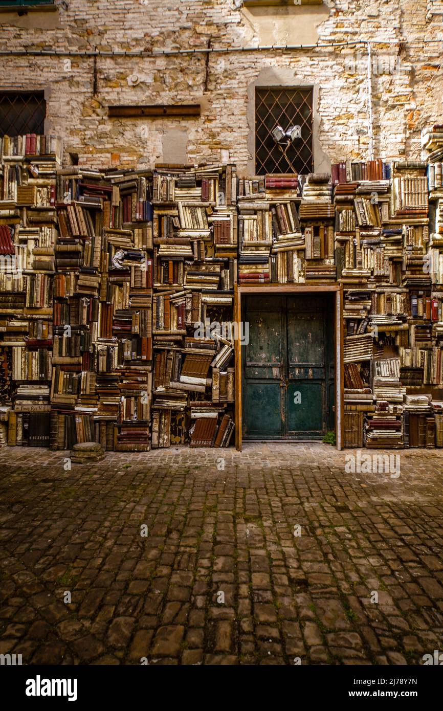 A wall of books in Pesaro Stock Photo - Alamy