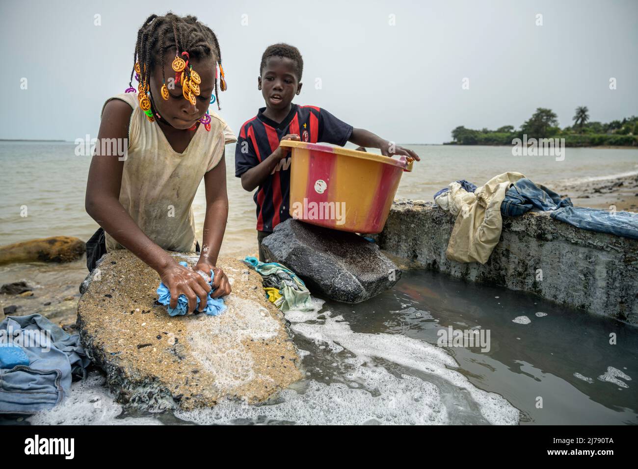 Africans washing clothes hi-res stock photography and images - Alamy