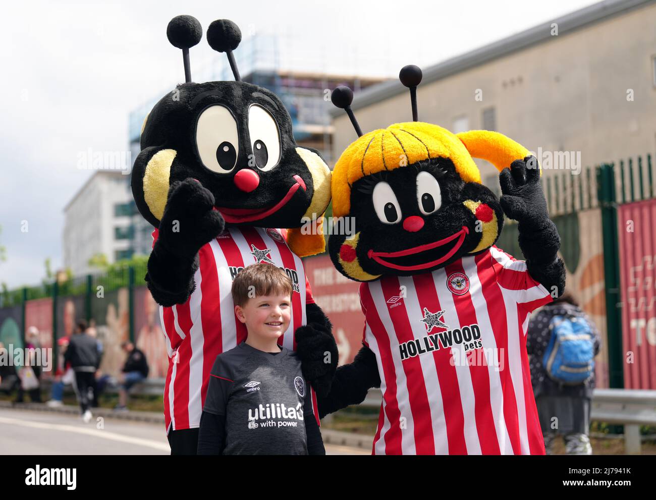 Brentford mascots Buzzette and Buzz Bee with a young fan ahead of the ...