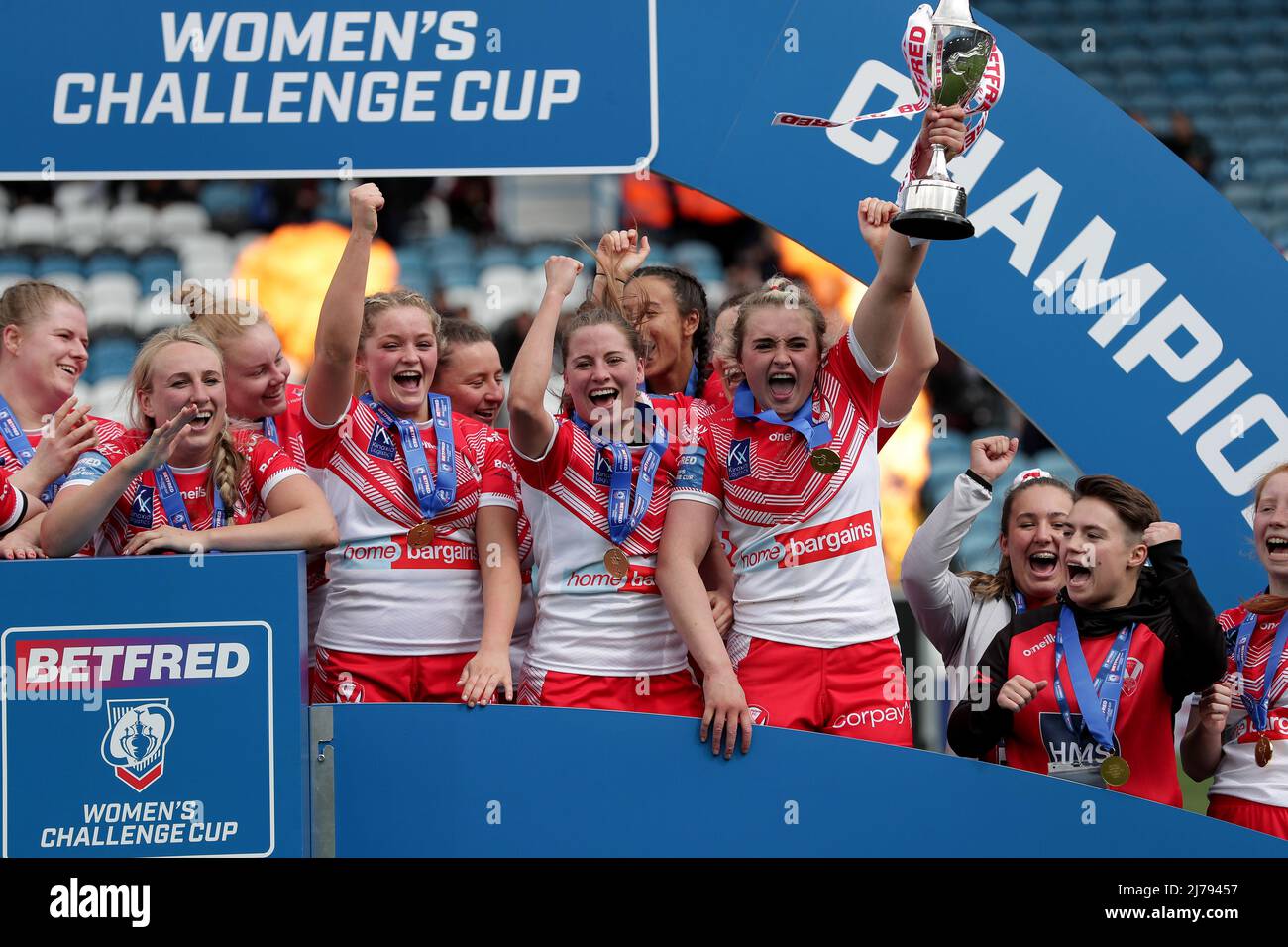 St Helens celebrate winning the Betfred Women's Challenge Cup Final at ...