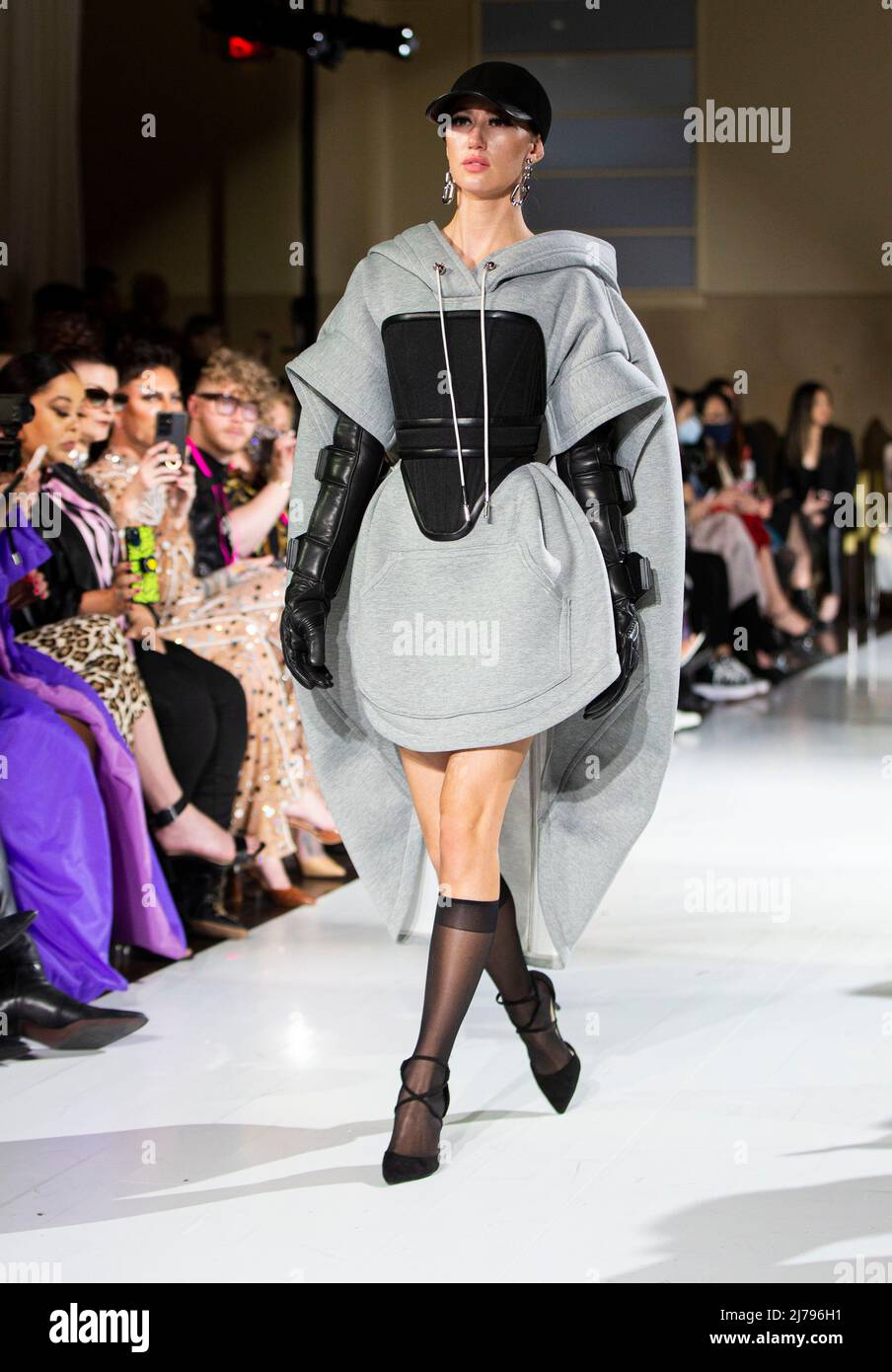 (220507) -- TORONTO, May 7, 2022 (Xinhua) -- A model presents a ...