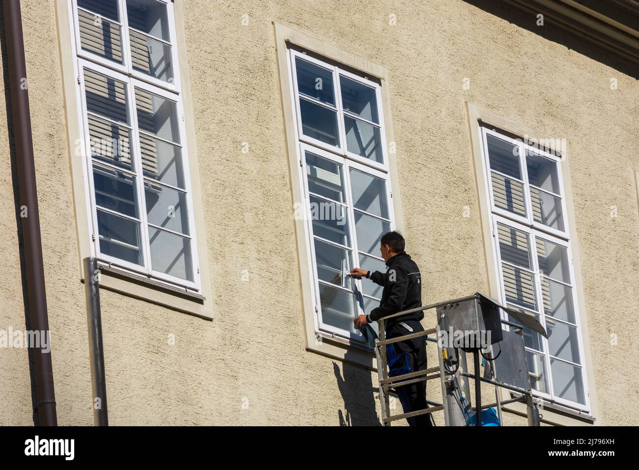 Window cleaner lift hi-res stock photography and images - Alamy