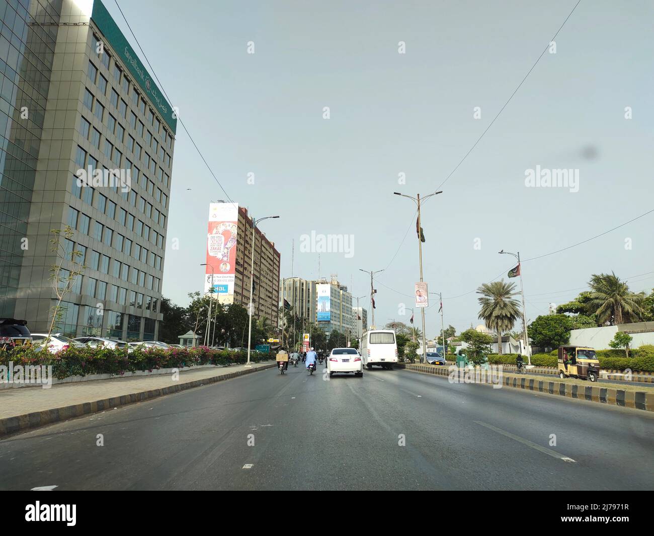 Traffic in downtown karachi people hi-res stock photography and images ...
