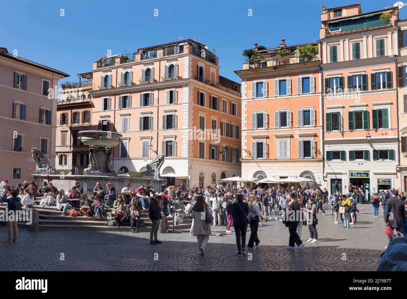 Rome piazza santa maria trastevere hi-res stock photography and images ...
