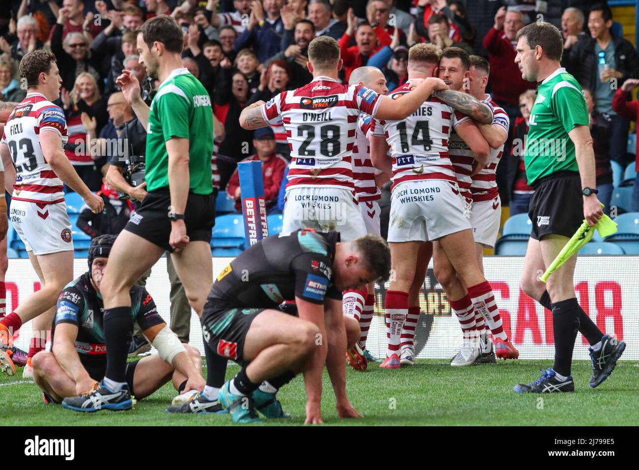 Cade Cust #6 of Wigan Warriors celebrates his try Stock Photo - Alamy