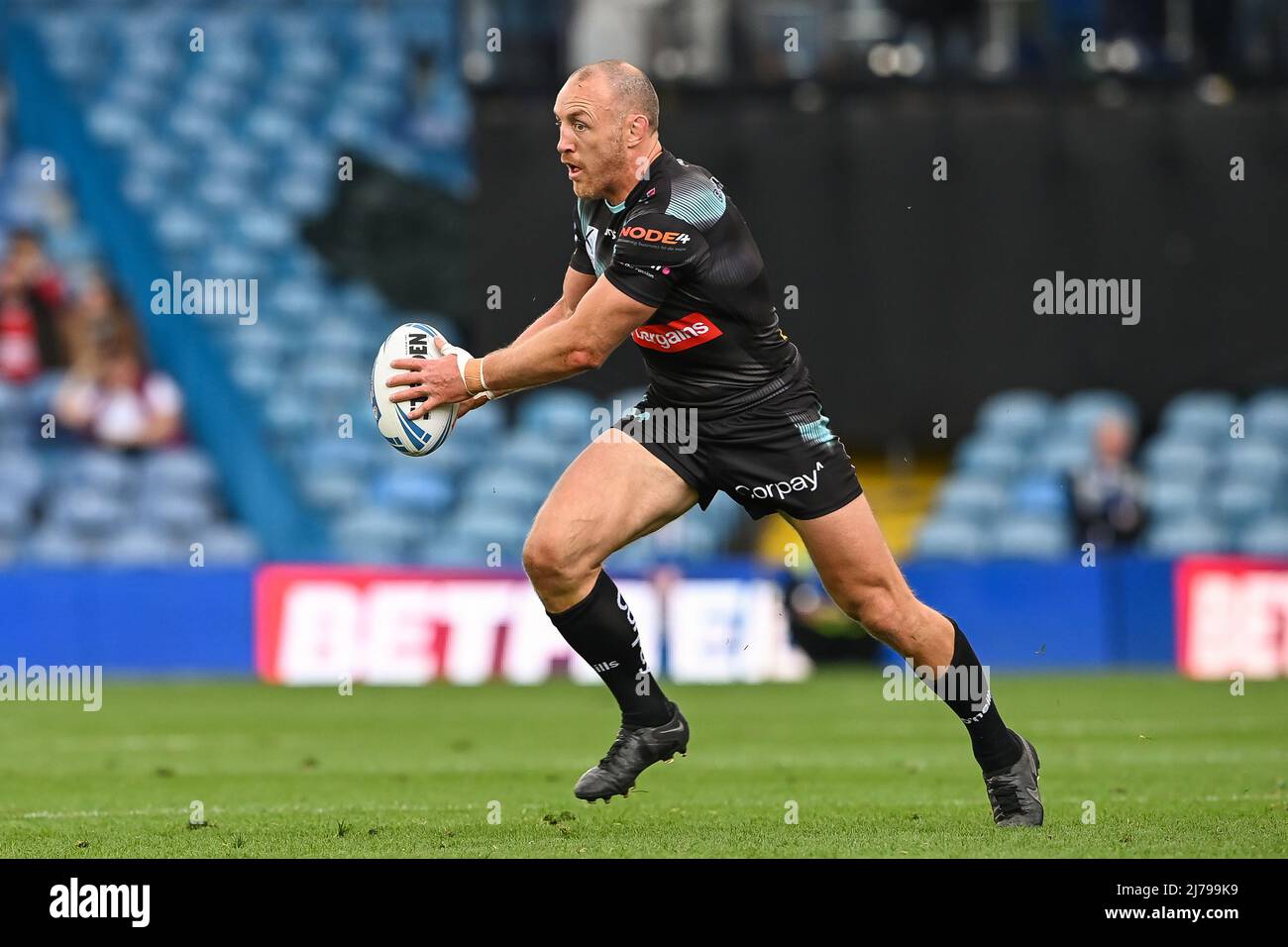 James Roby (9) of St Helens makes a break Stock Photo - Alamy