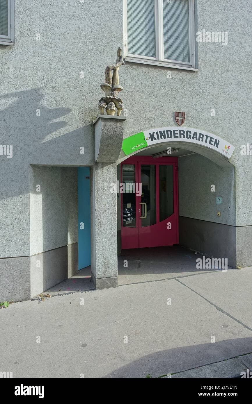 Wien, Herbststraße 13, Schinnaglgasse 8-12, Gemeindebau von Reinhard ...