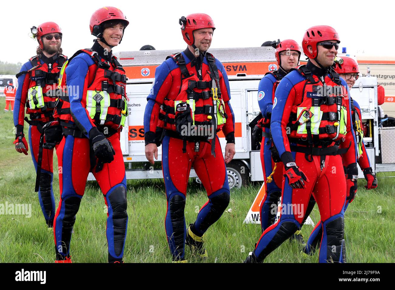 07 May 2022, Saxony-Anhalt, Niegripp: Lifeguards from Wasserwacht go to ...