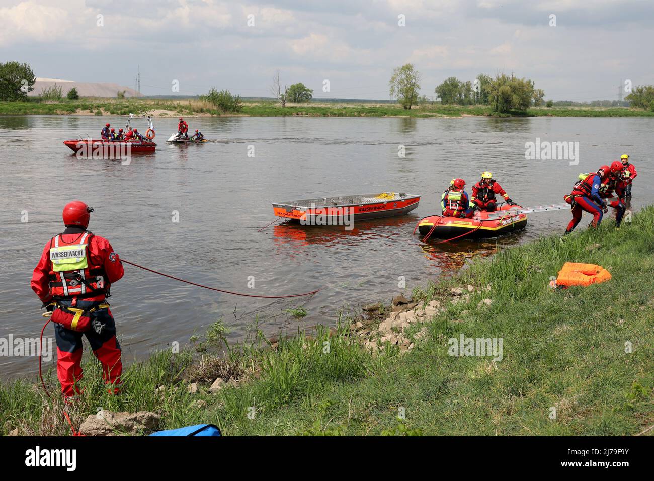 07 May 2022, Saxony-Anhalt, Niegripp: Lifeguards of the Wasserwacht ...