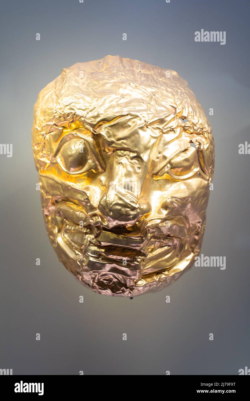 Gold inca mask hi-res stock photography and images - Alamy