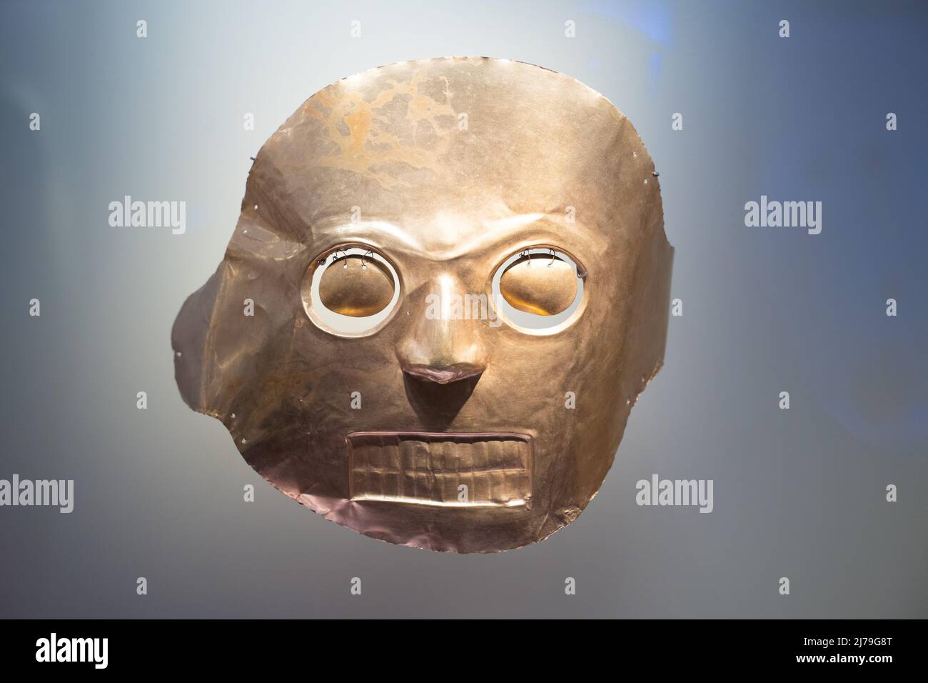 Gold inca mask hi-res stock photography and images - Alamy