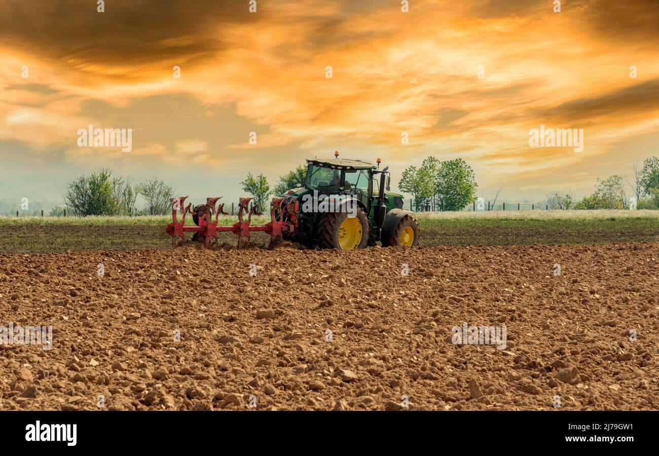 Big green tractor hi-res stock photography and images - Alamy