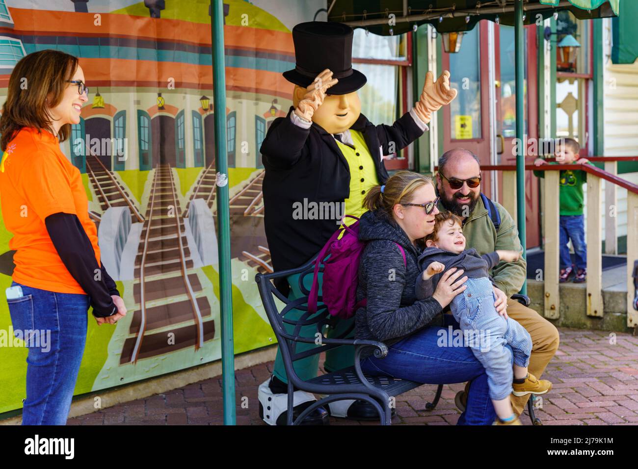 Family poses photo during hi-res stock photography and images - Alamy