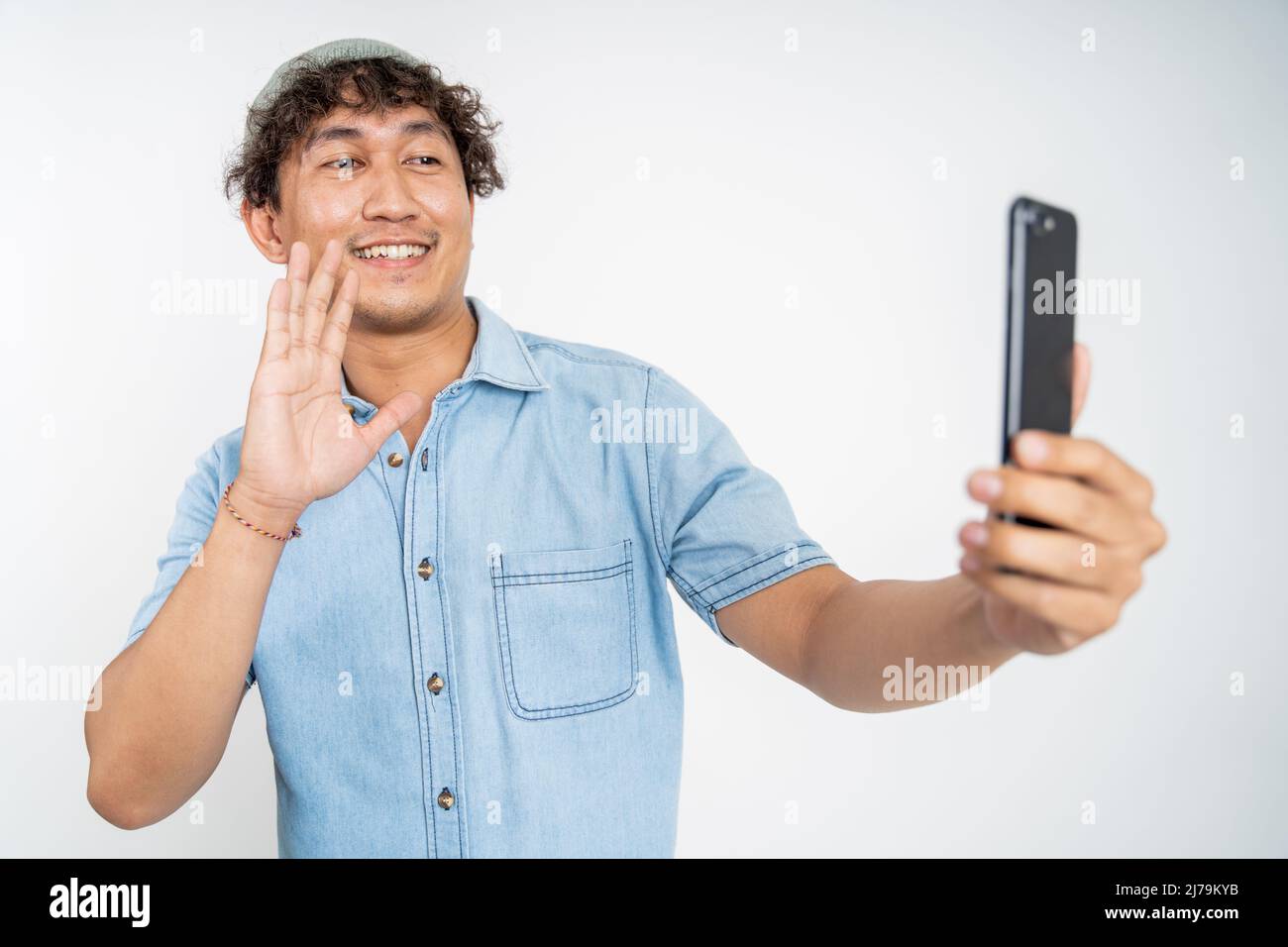 man vlogger recording a video using his mobile phone Stock Photo - Alamy