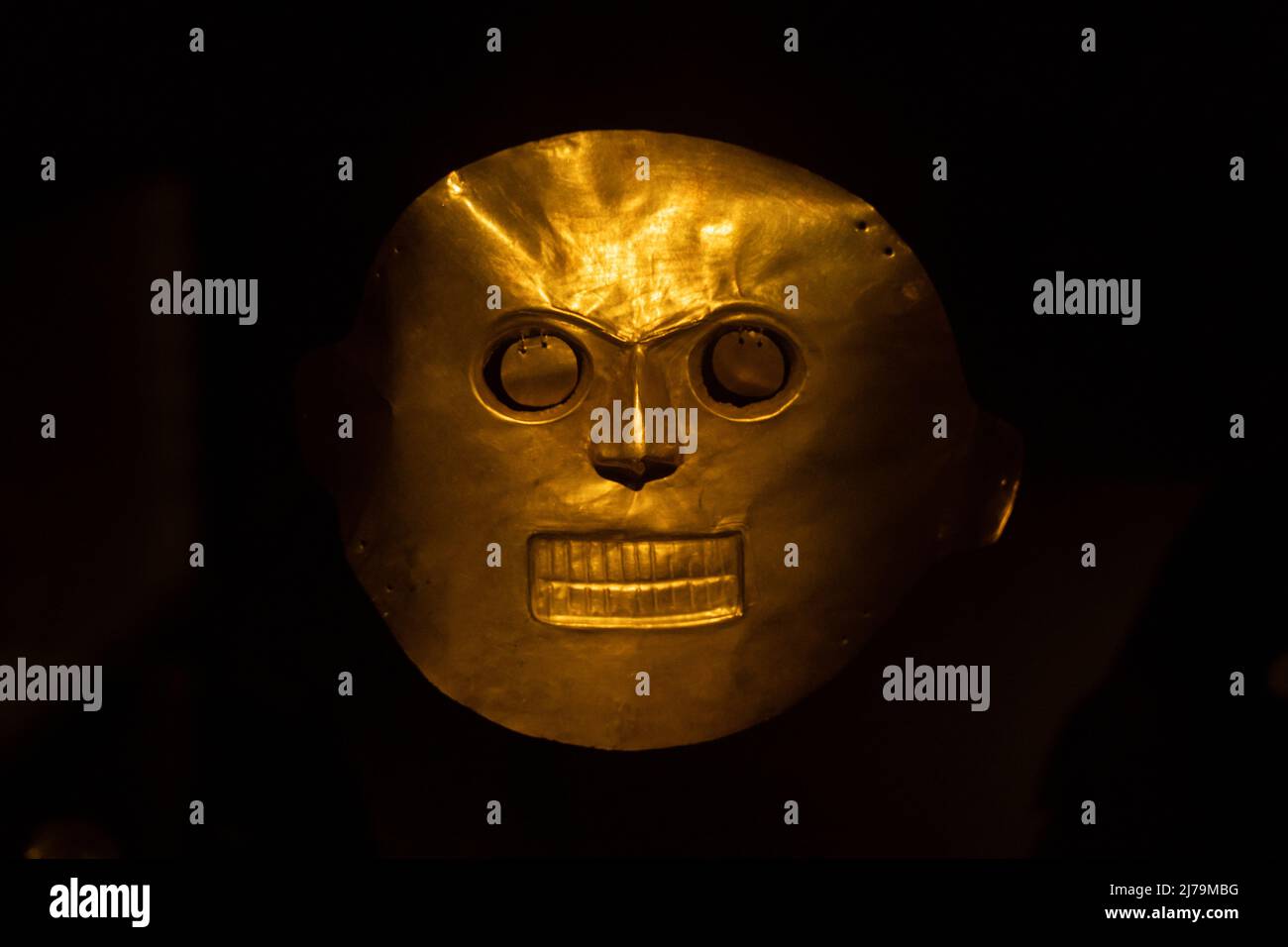 Gold inca mask hi-res stock photography and images - Alamy
