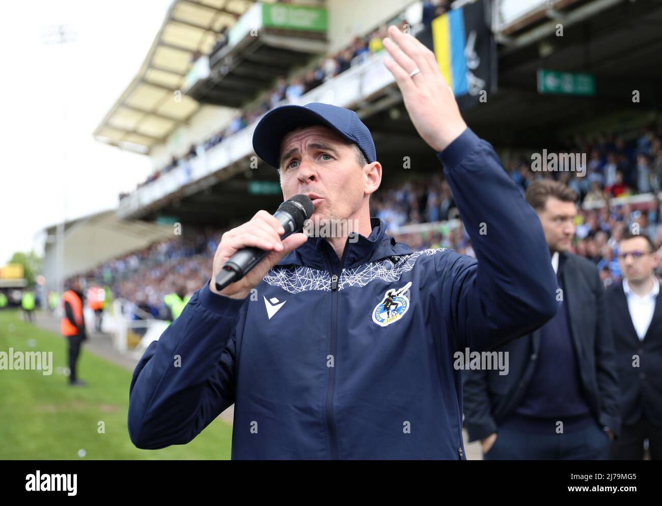 Pitch invading fans hi-res stock photography and images - Alamy