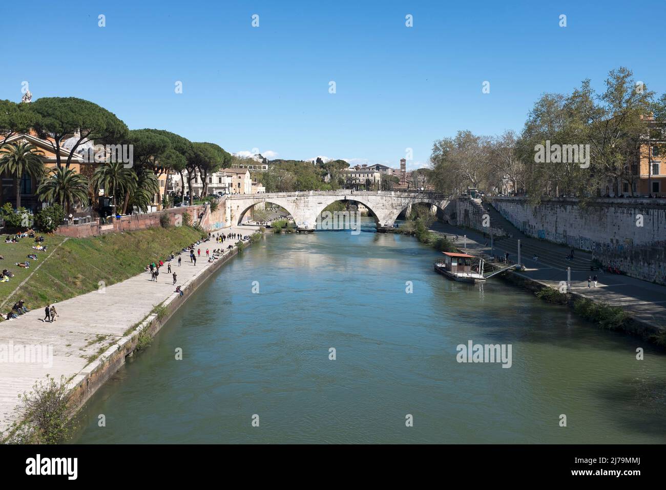 River side walking hi-res stock photography and images - Alamy