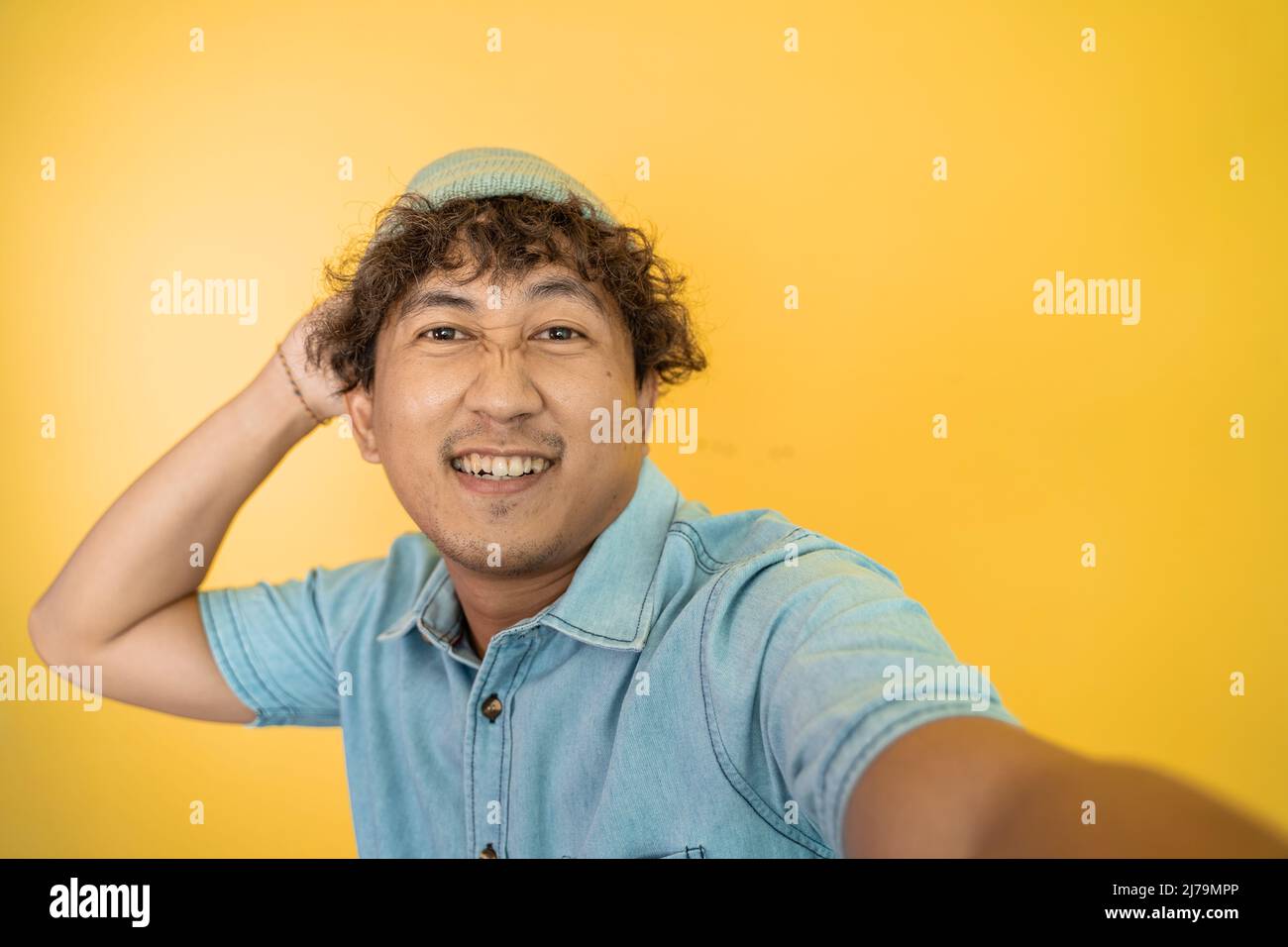 man vlogger recording a video using his mobile phone Stock Photo - Alamy