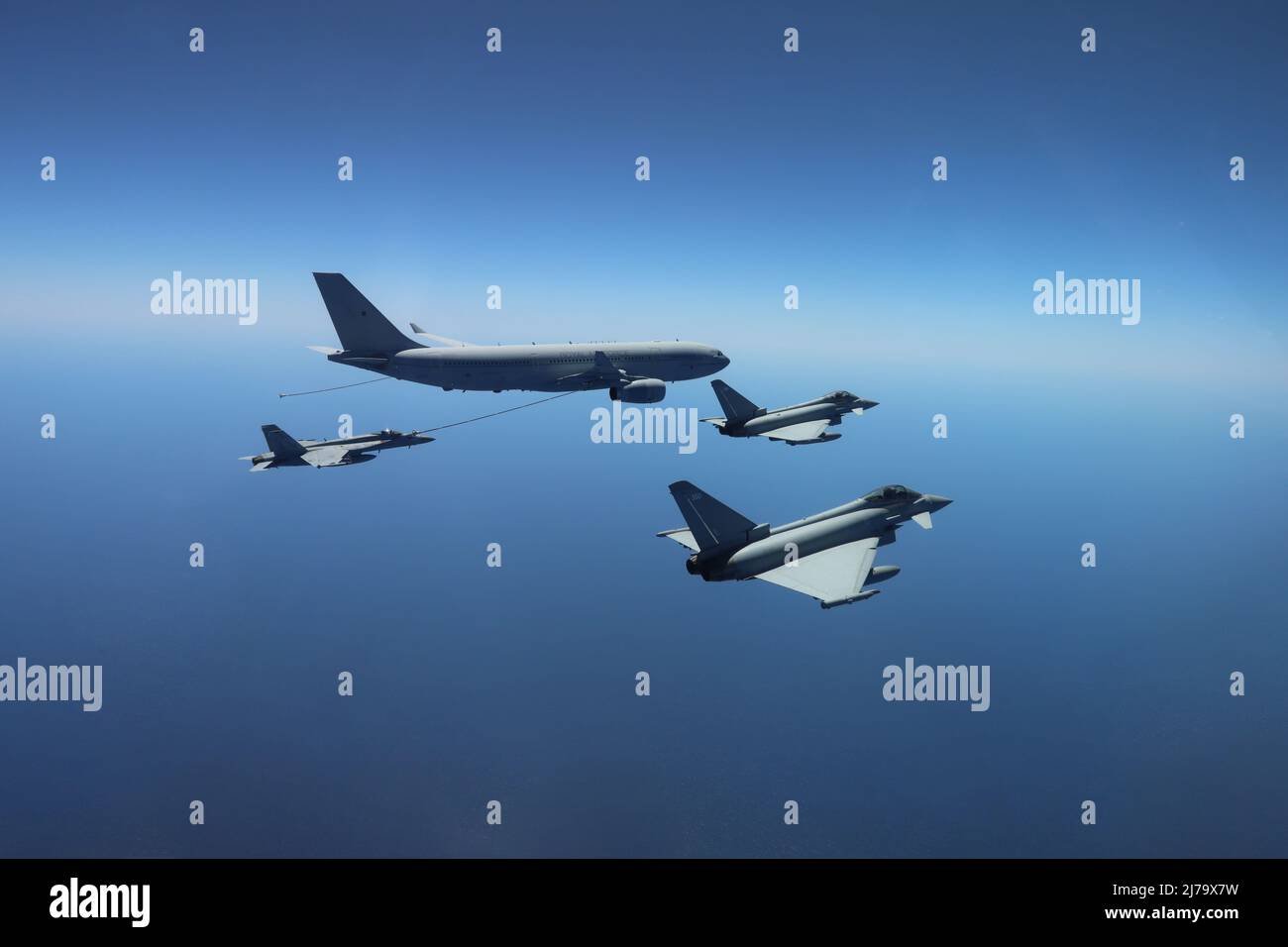 Raf voyager air refueling transport hi-res stock photography and images ...
