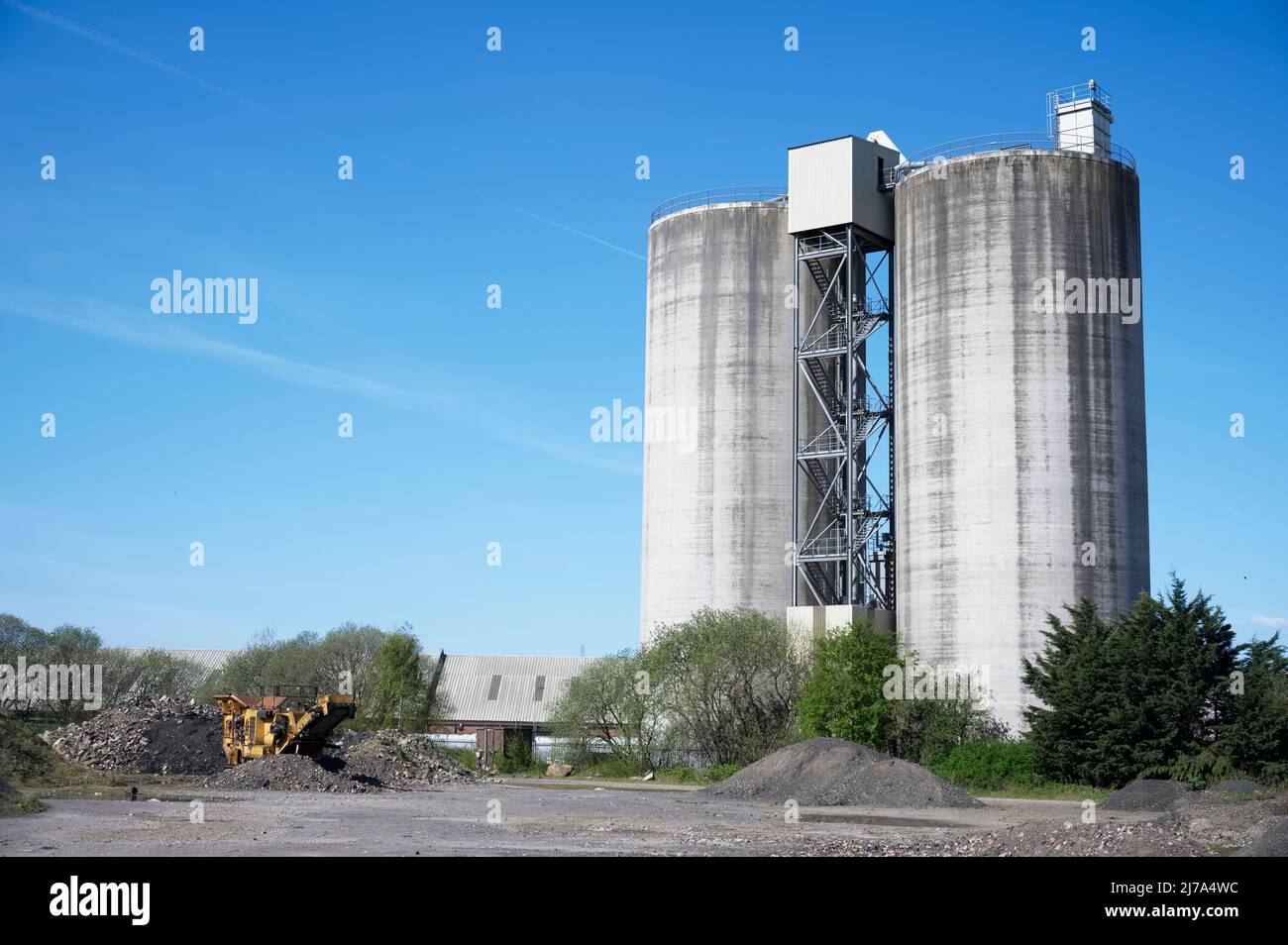 Cement mixing silo concrete tower in Glasgow Stock Photo - Alamy