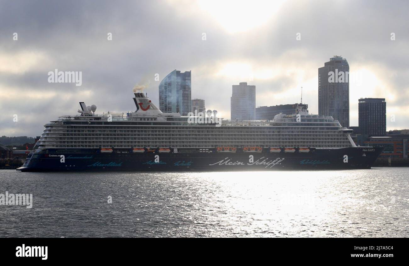 Cruises and navy Stock Photo - Alamy