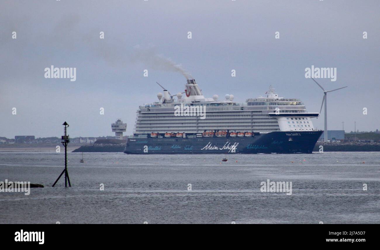 Cruises and navy Stock Photo - Alamy