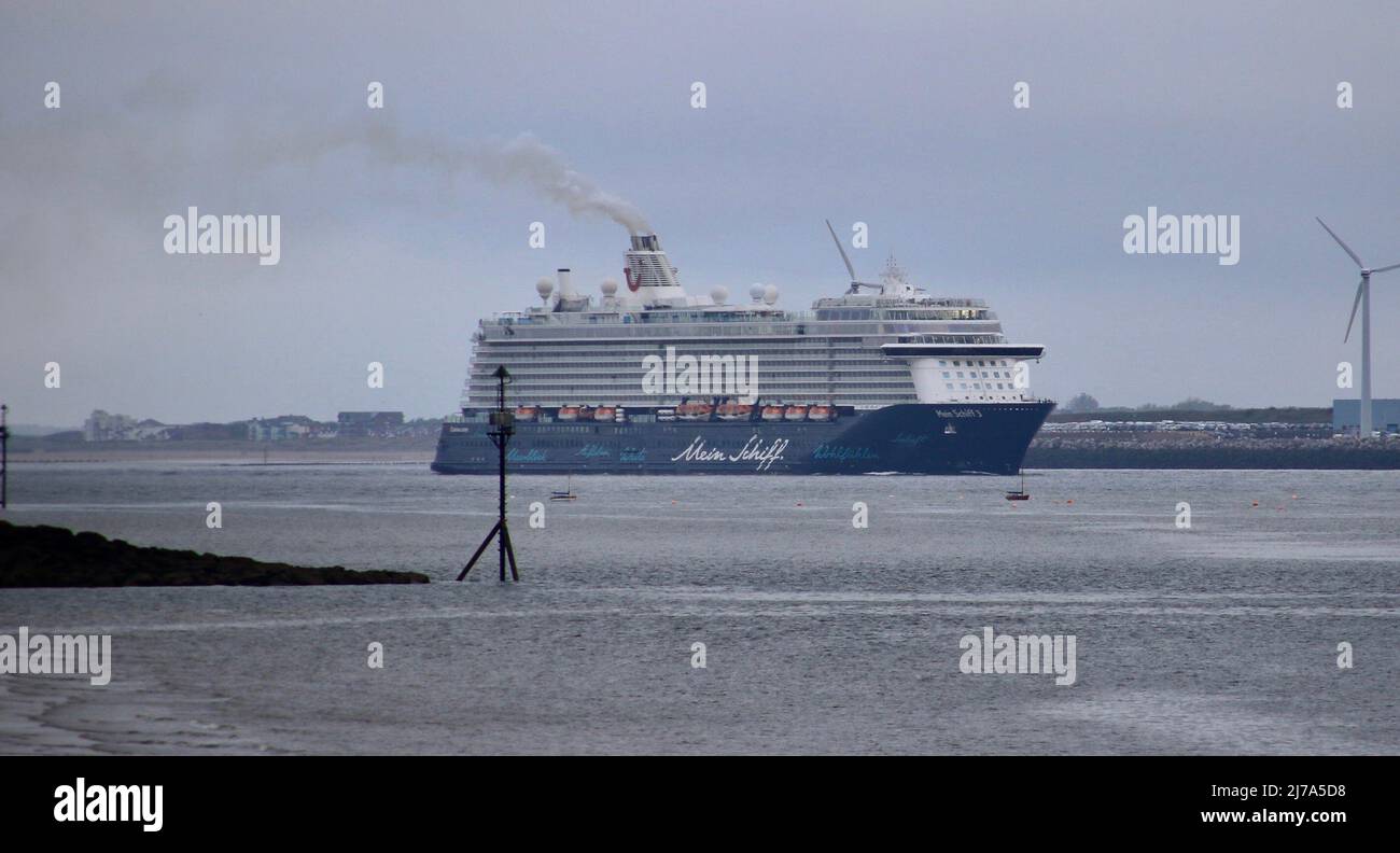 Cruises and navy Stock Photo - Alamy