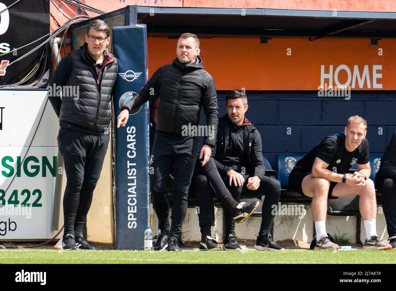 Luton town manager mick harford hi-res stock photography and images - Alamy