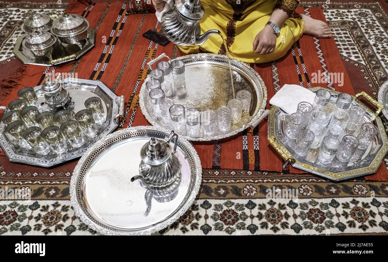 Saudi arabia tea hi-res stock photography and images - Alamy