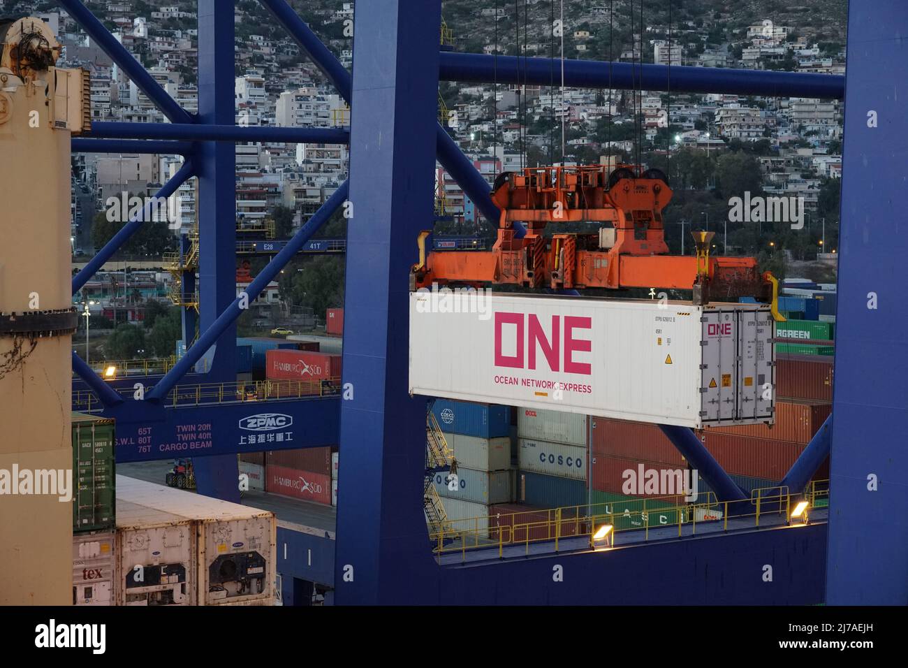 Hanging from gantry hi-res stock photography and images - Alamy