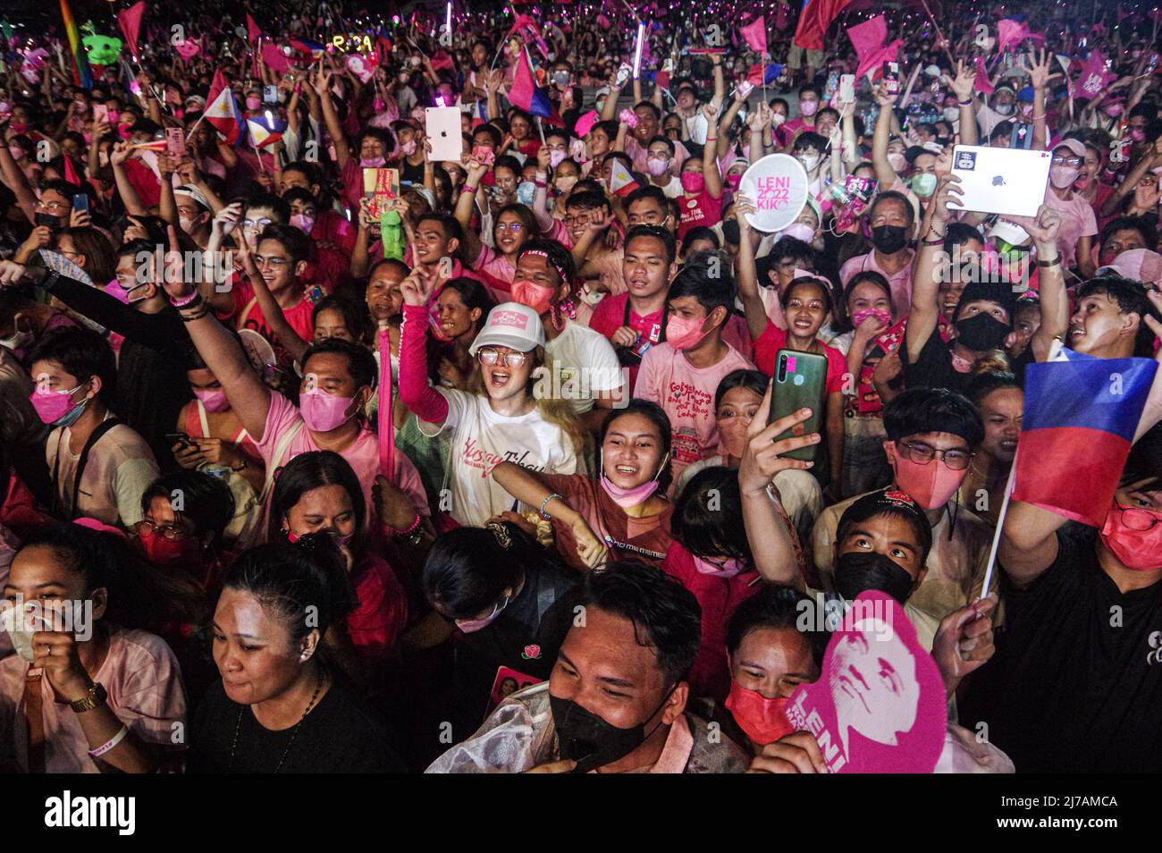 Thousands of people in full force flock the Makati City Business ...