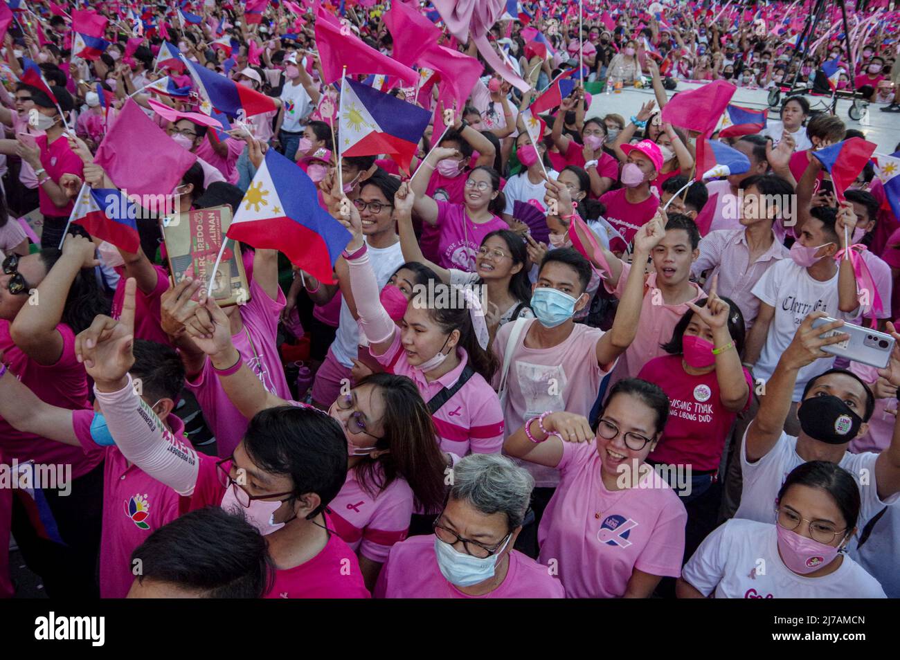 Thousands of people in full force flock the Makati City Business ...
