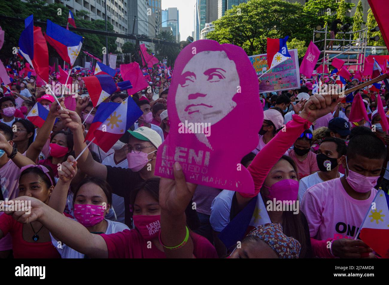 Thousands of people in full force flock the Makati City Business ...