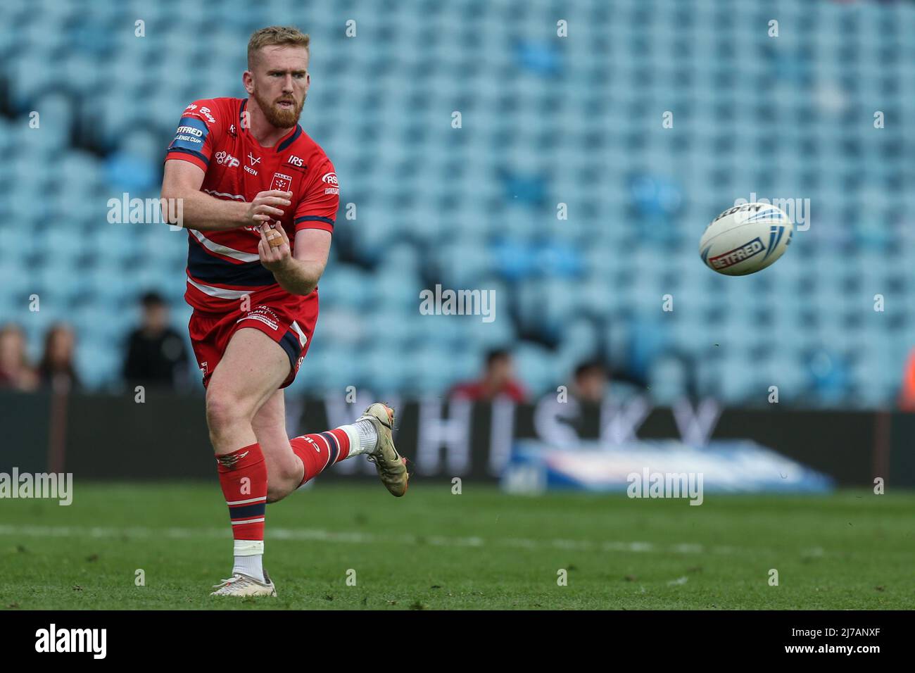 Rowan Milnes #21 of Hull KRpasses the ball Stock Photo - Alamy