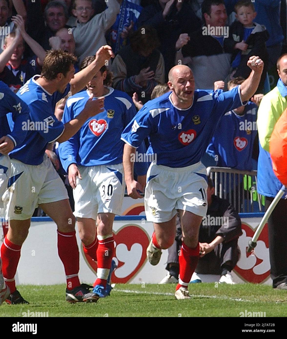 PORTSMOUTH V MAN. UTD. STEVE STONE CELEBRATES PIC MIKE WALKER, 2004 ...