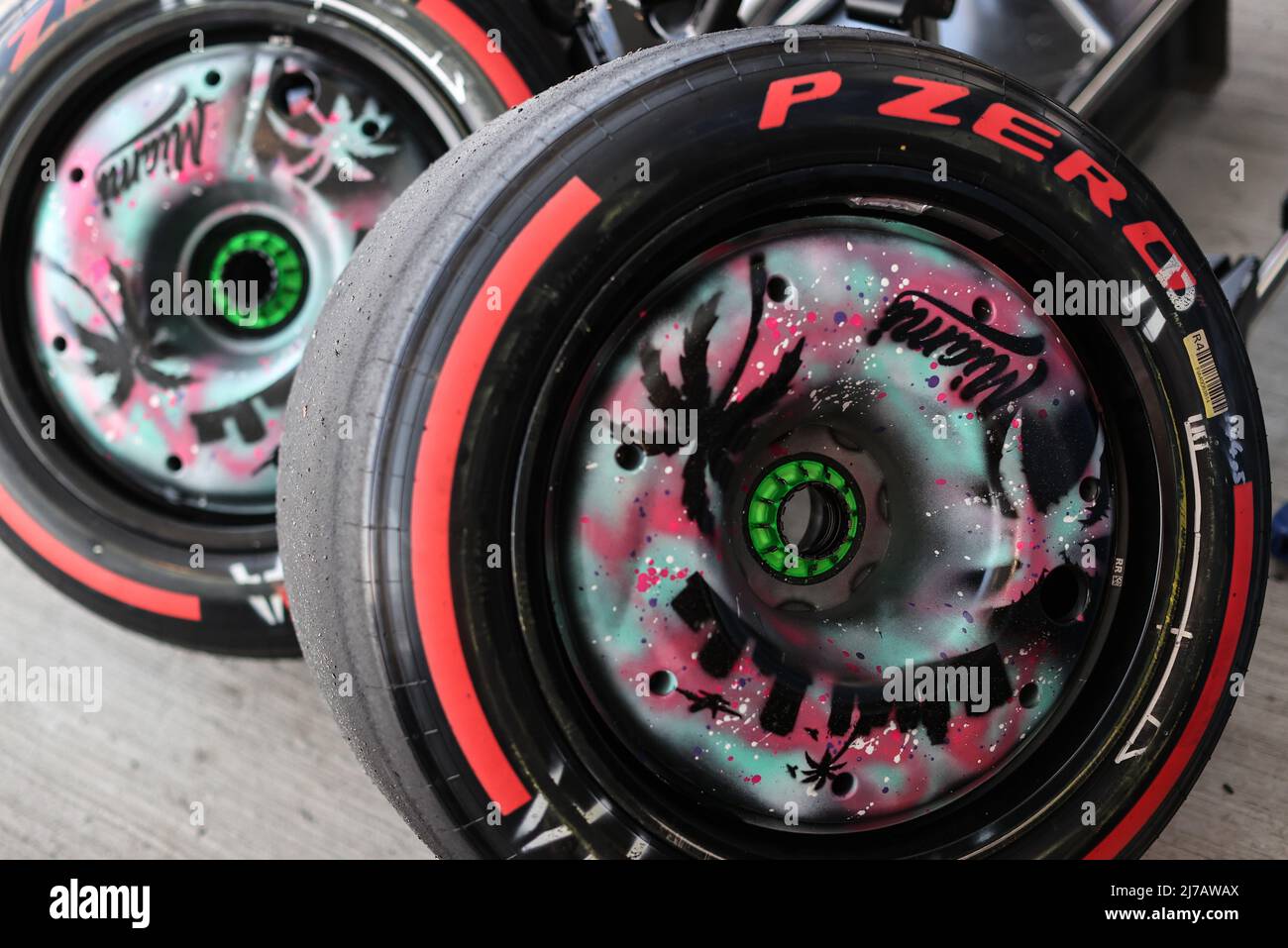 5 tyres hi-res stock photography and images - Alamy