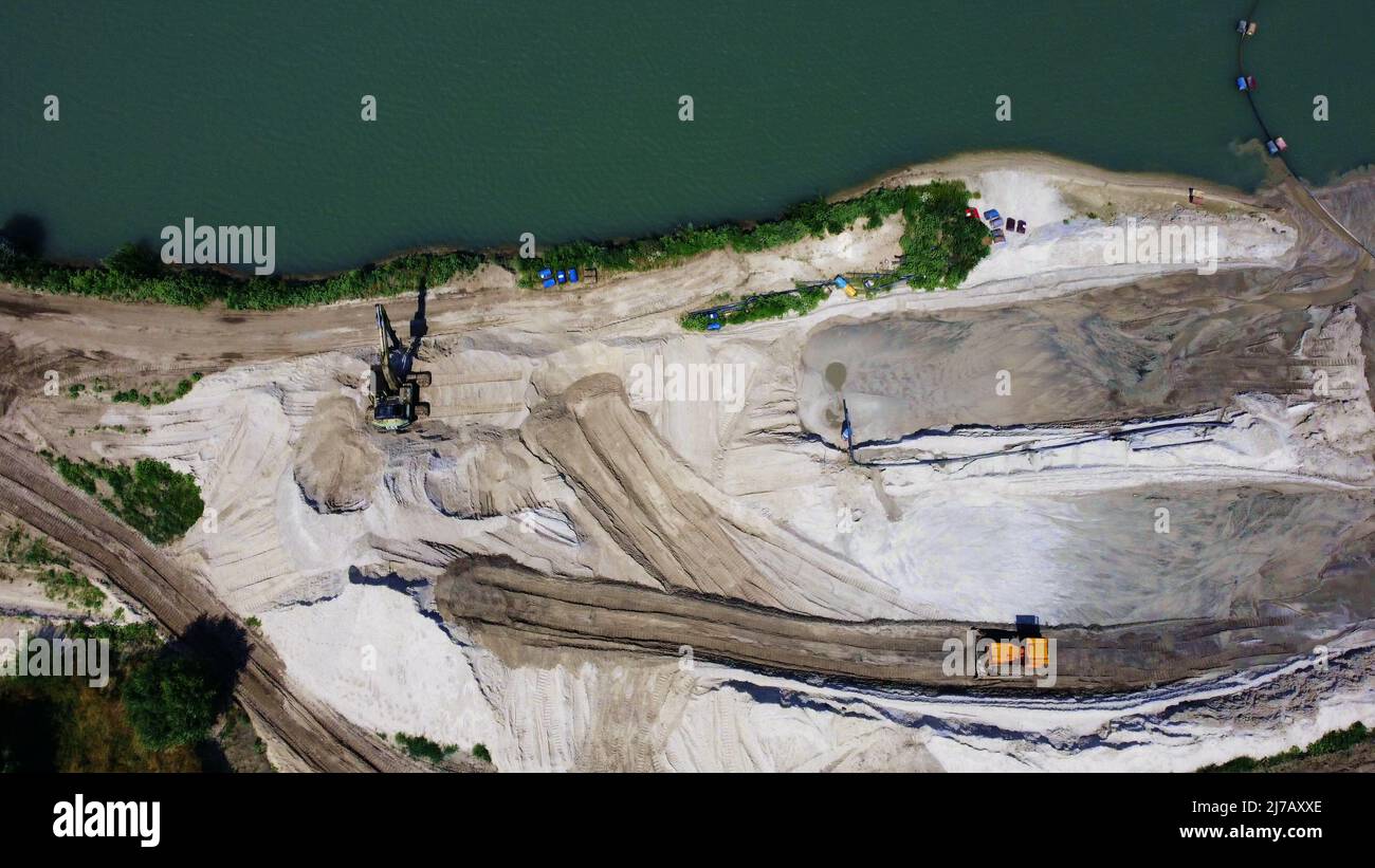 Quarry pit cars hi-res stock photography and images - Alamy