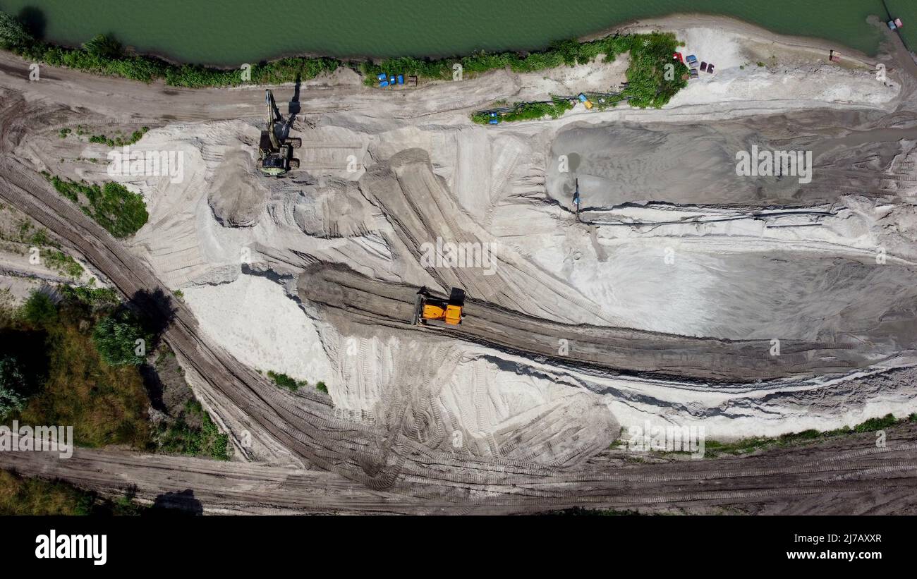 Quarry pit cars hi-res stock photography and images - Alamy