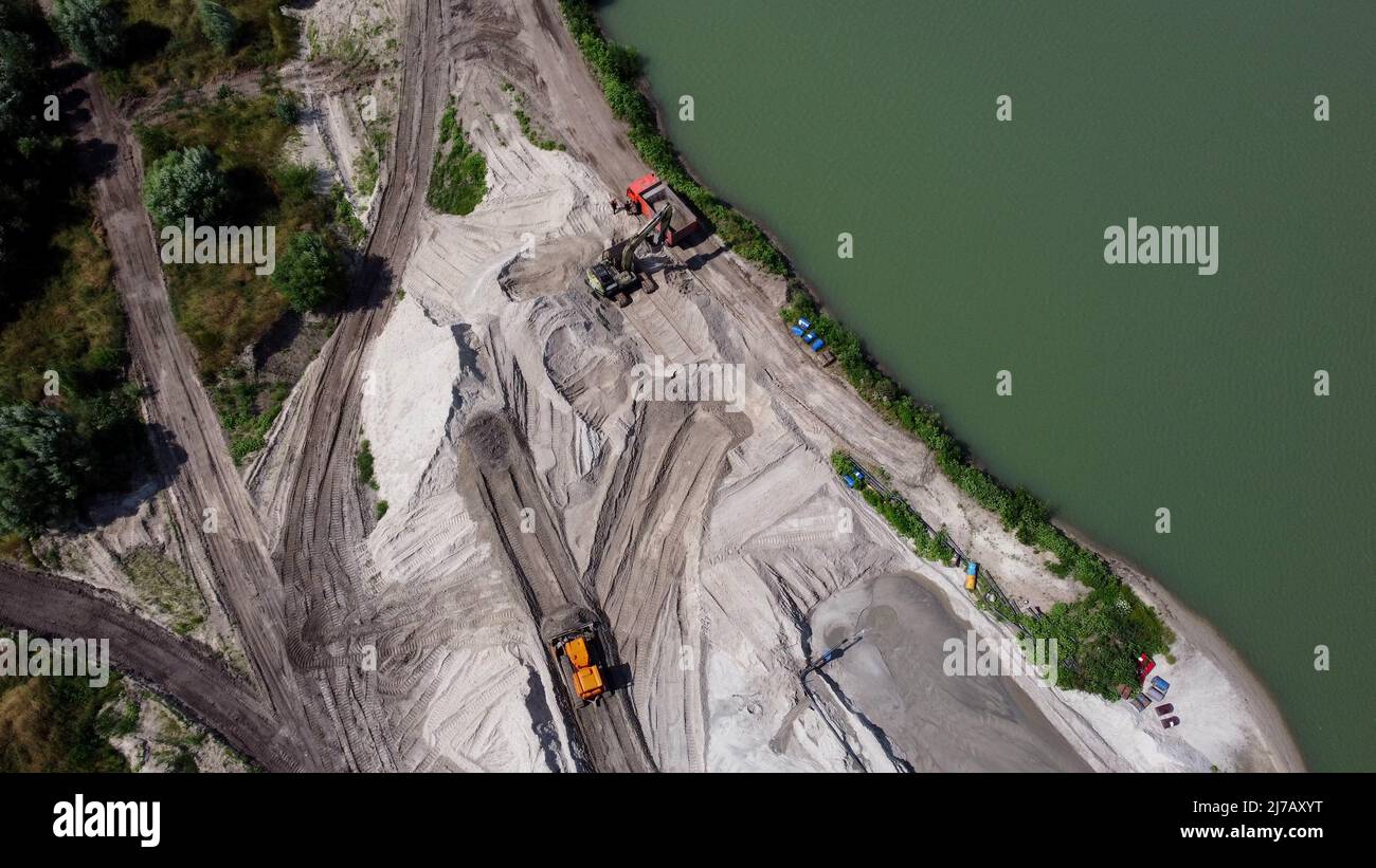 Quarry pit cars hi-res stock photography and images - Alamy