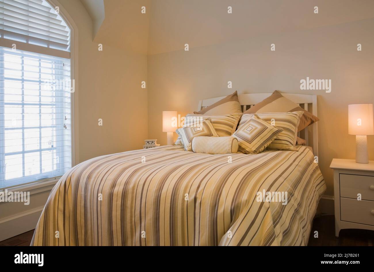 Minimalist white bedroom double bed hi-res stock photography and images ...