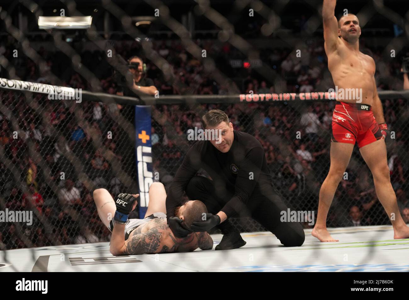 PHOENIX, AZ - MAY 7: (L-R) André Fialho knockout Cameron VanCamp in ...
