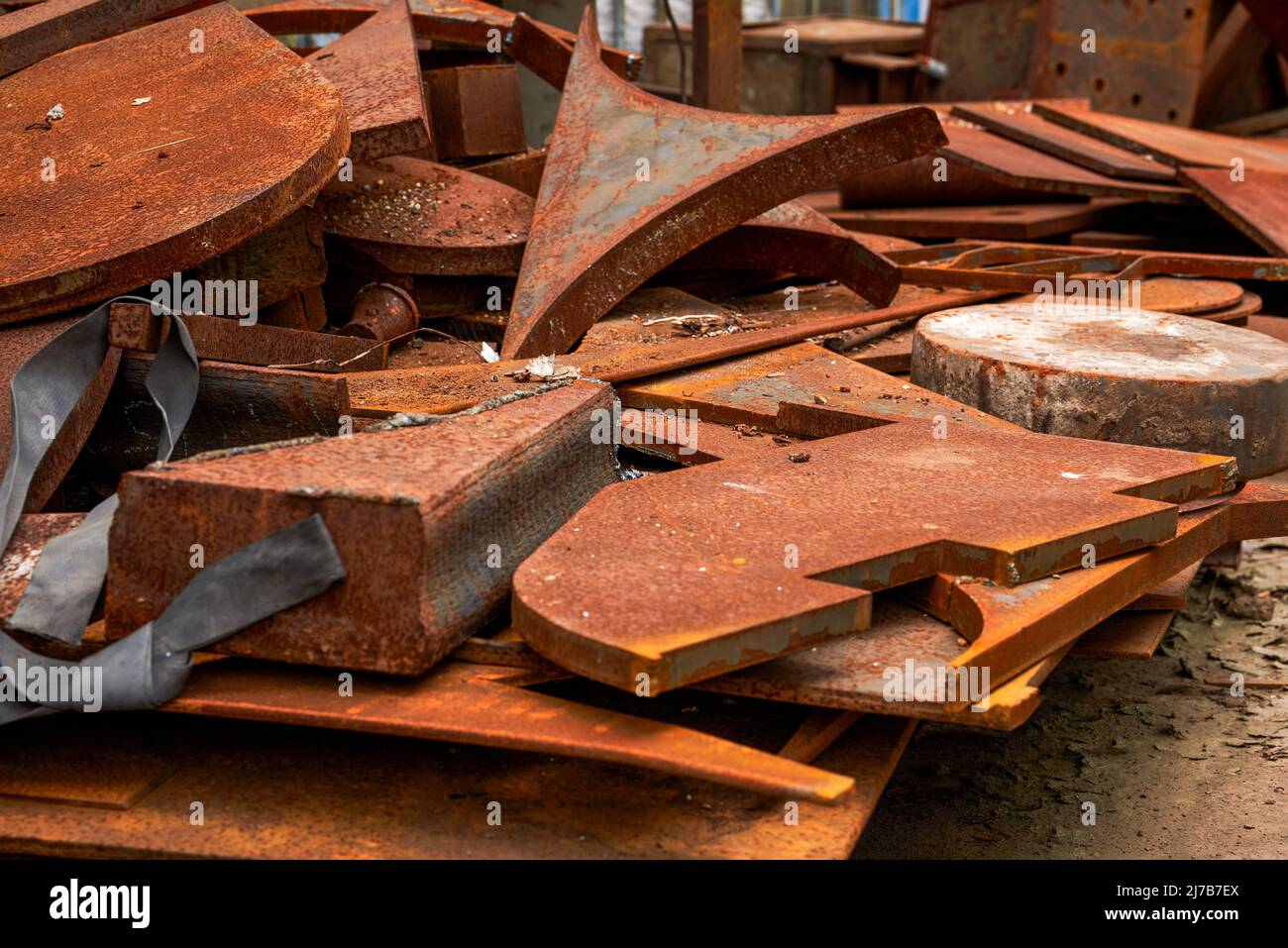 Pile of rusted scrap steel metal Stock Photo - Alamy
